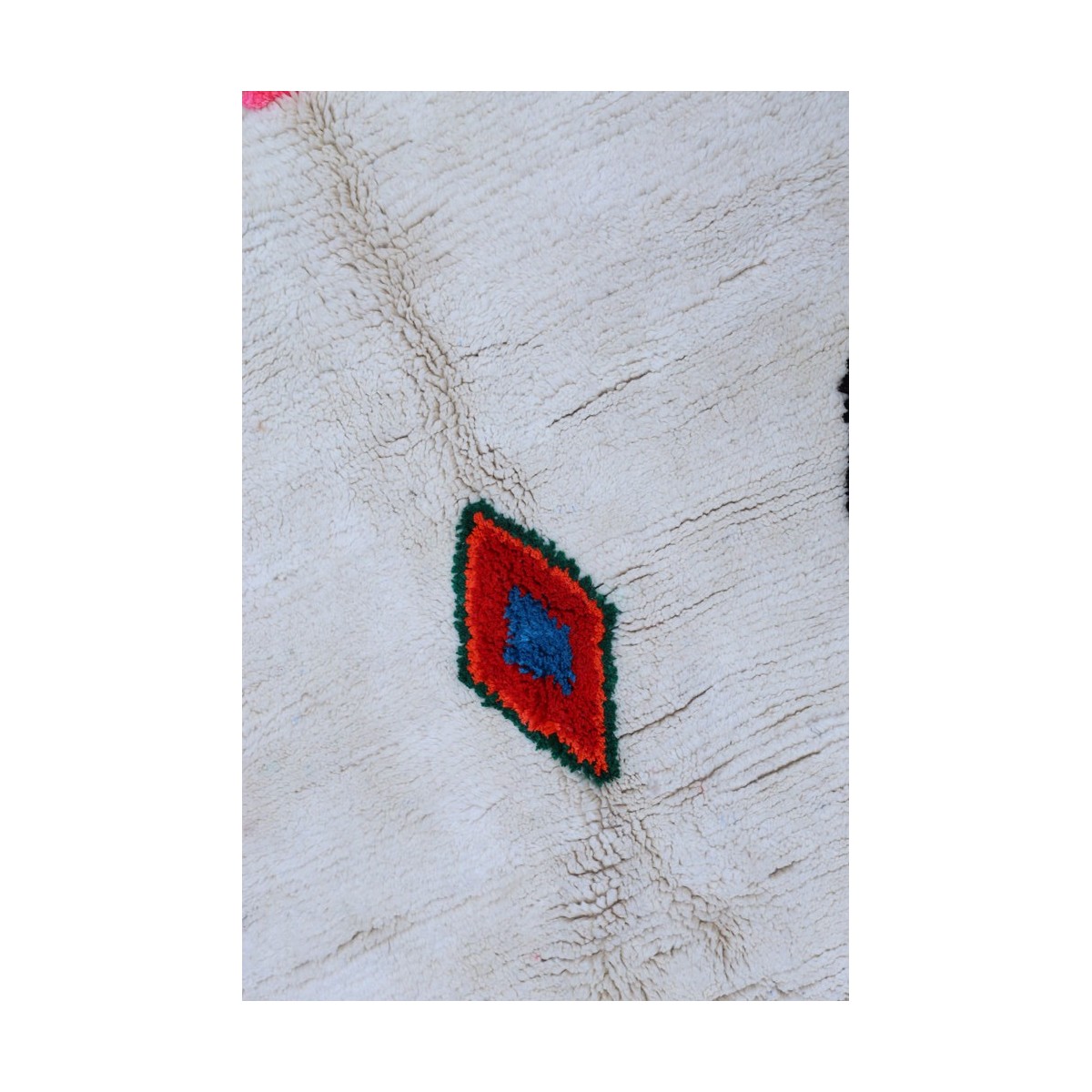 Grand tapis berbère Azilal blanc au contours jaunes et noir rose et vert