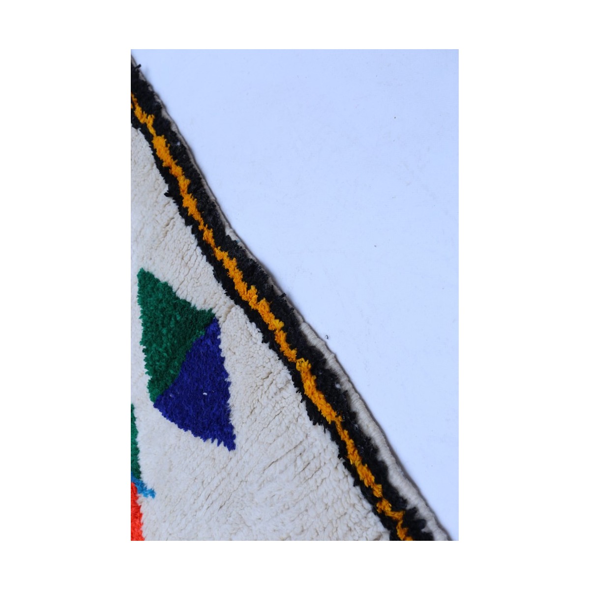 Grand tapis berbère Azilal blanc au contours jaunes et noir rose et vert