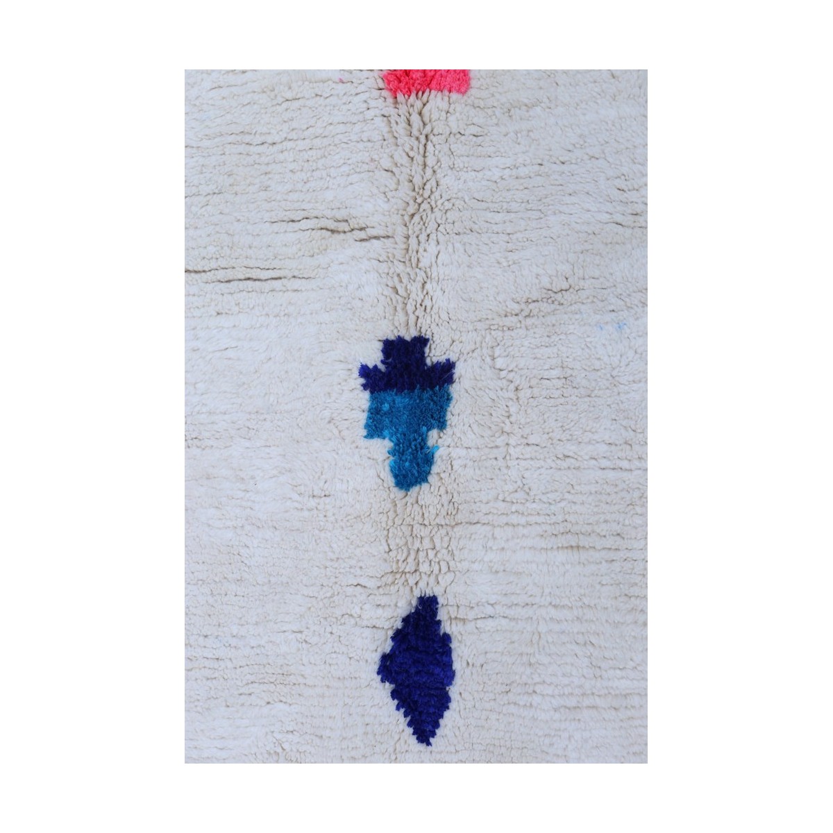 Grand tapis berbère Azilal blanc au contours jaunes et noir rose et vert