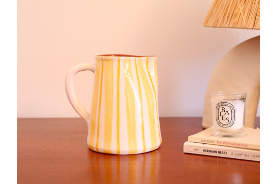 Pichet décoratif jaune en céramique. Portugal.