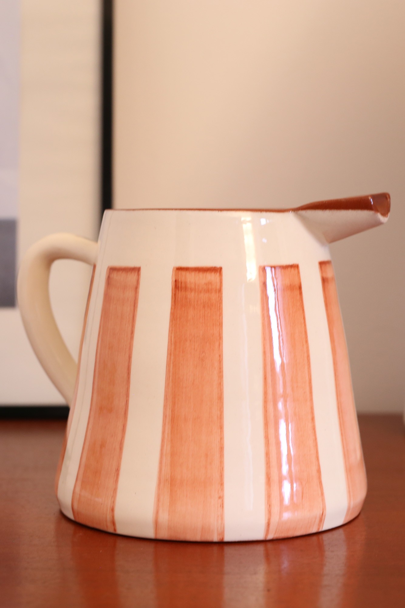 Pichet en céramique à rayures en blanc et terracotta fabriqué de façon ...