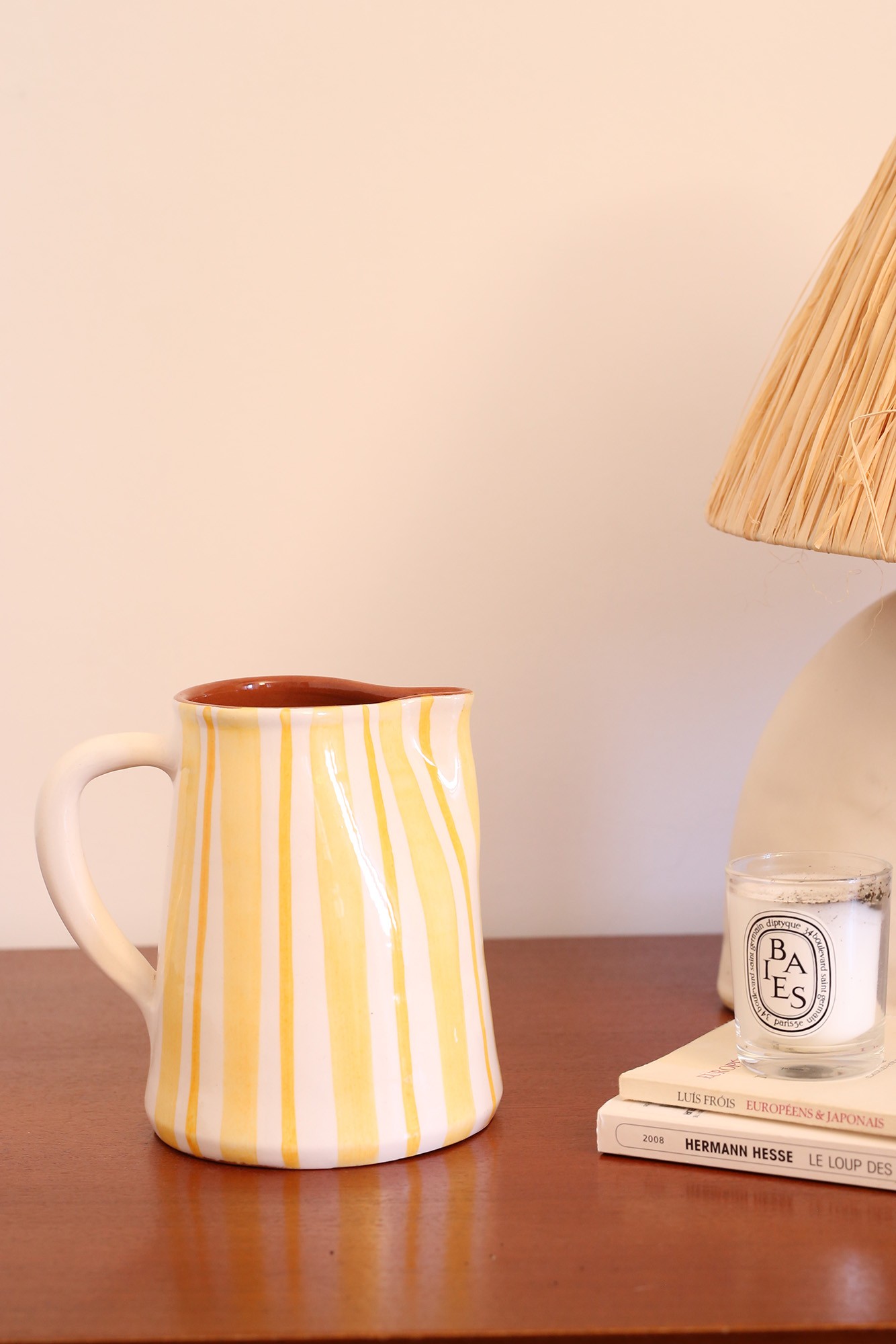 Pichet en céramique à rayures en blanc et jaune fabriqué de façon ...