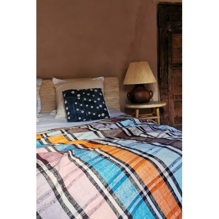 Plaid berbère ancien en laine avec des lignes colorées en bleu rose ...
