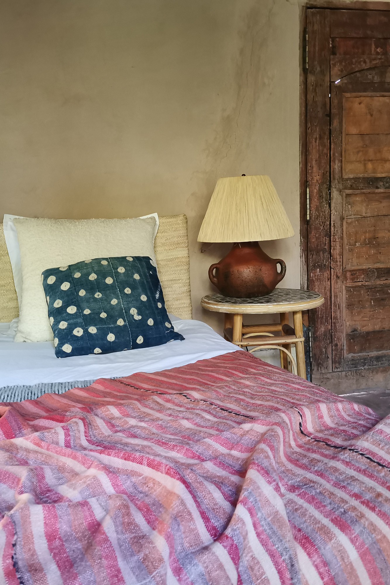 Plaid berbère ancien en laine avec des lignes colorées en bleu rouge