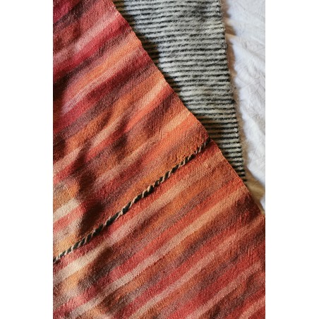 Plaid berbère ancien en laine avec des lignes colorées en bleu rouge