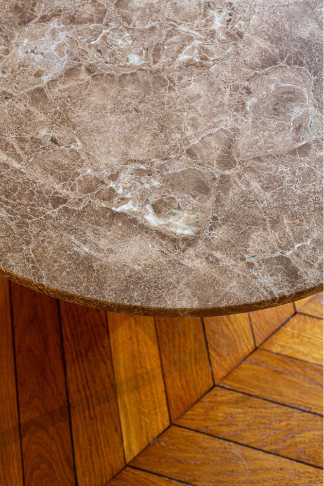 Table basse en marbre corail conçue de façon artisanale au Maroc